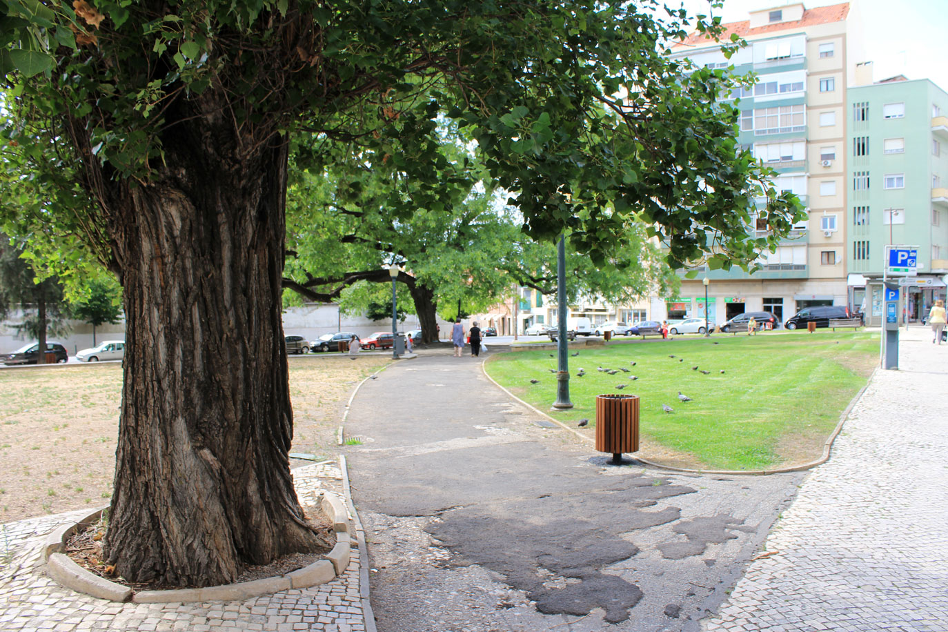 Jardim da Parada dos Prazeres em Lisboa • Portugal
